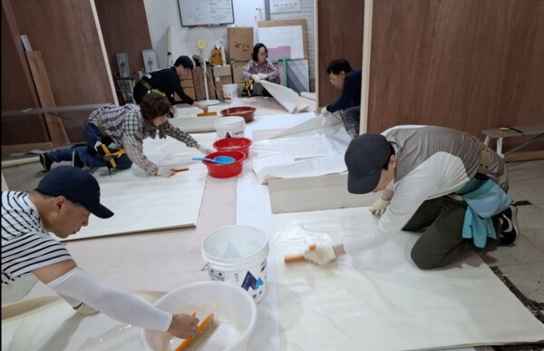 남양주시, 중장년층 도배기능사 자격증 교육 수료식 개최